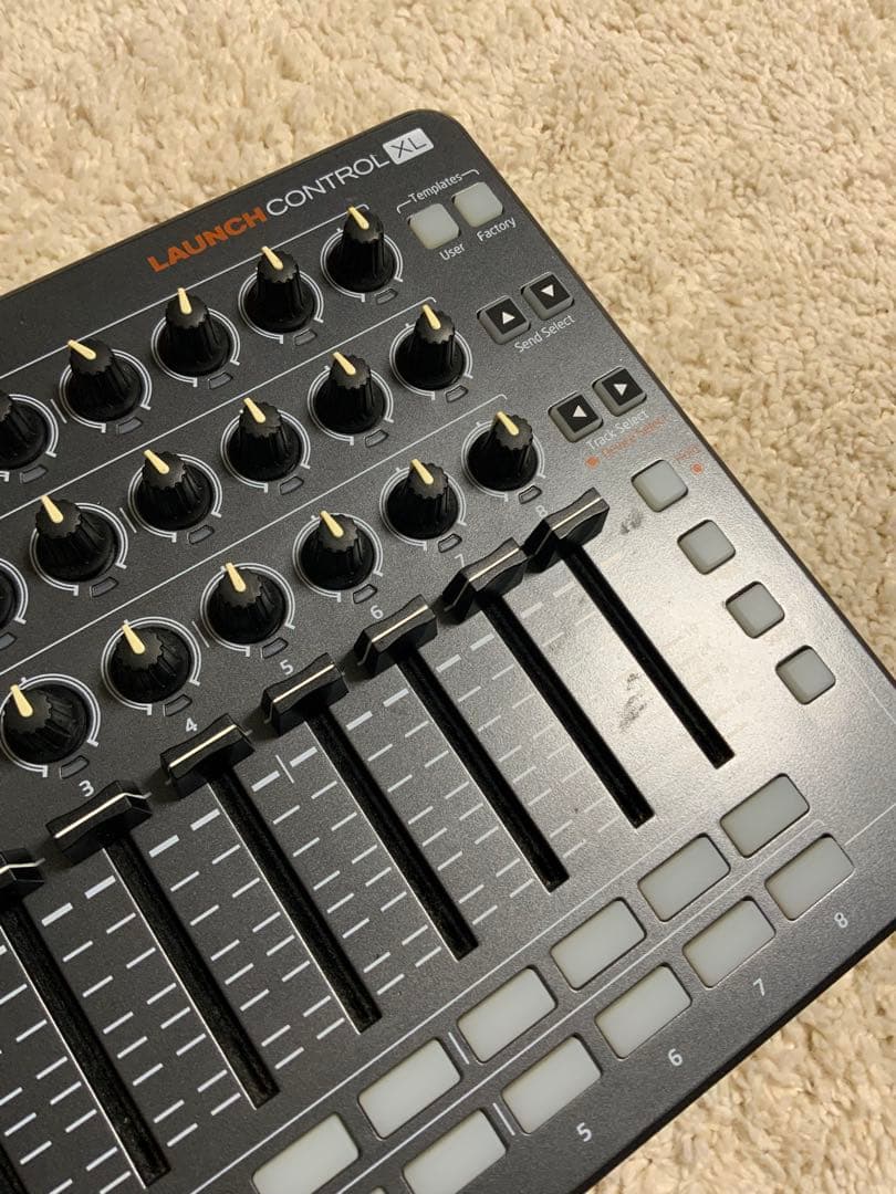 Novation LAUNCH CONTROL XL MIDIコントローラー