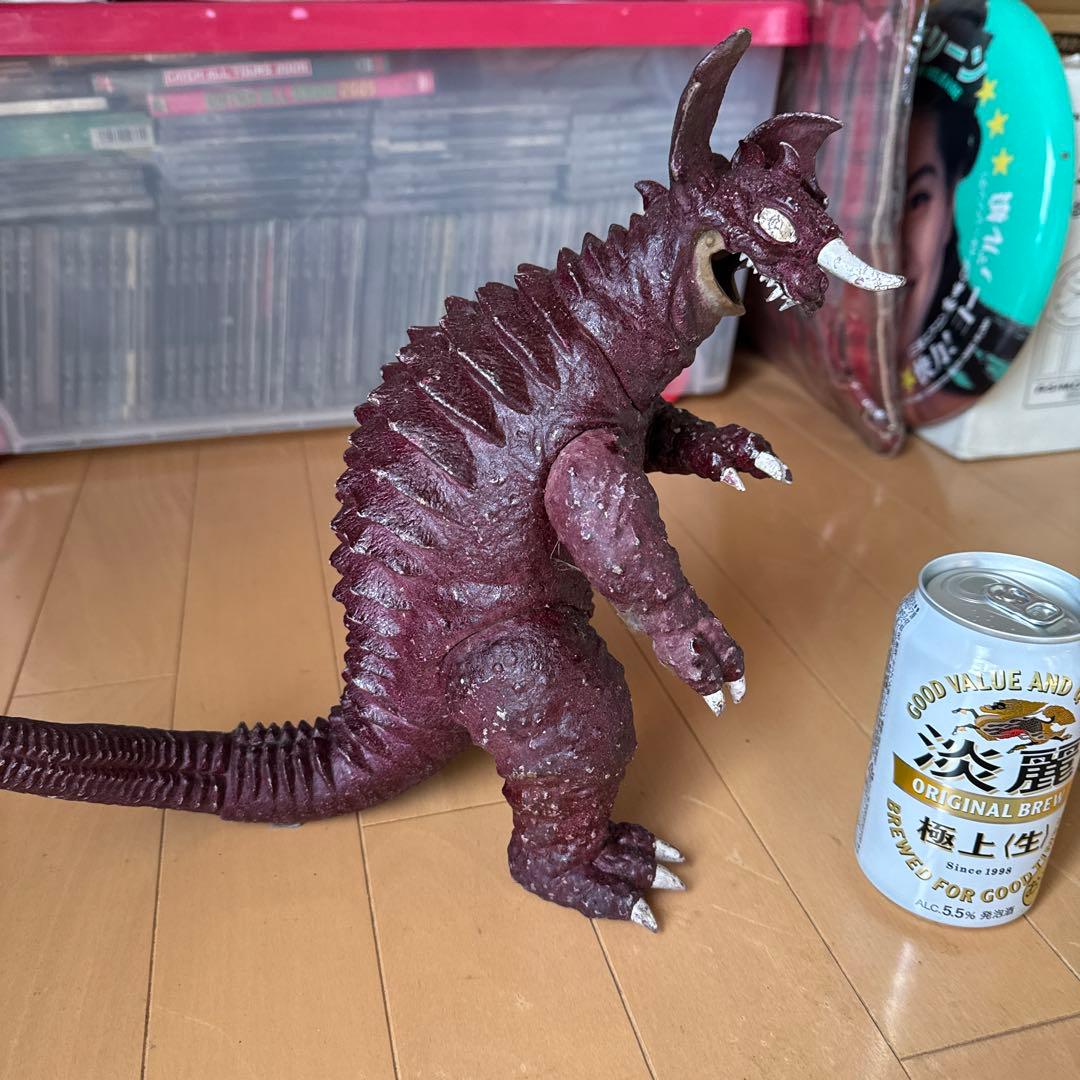 紫色の怪獣フィギュア 約30cm