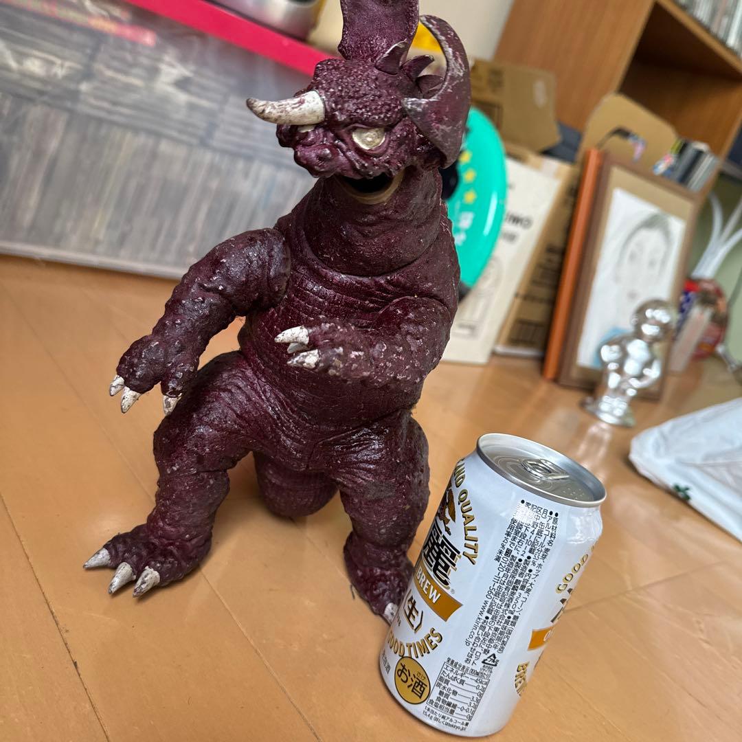 紫色の怪獣フィギュア 約30cm