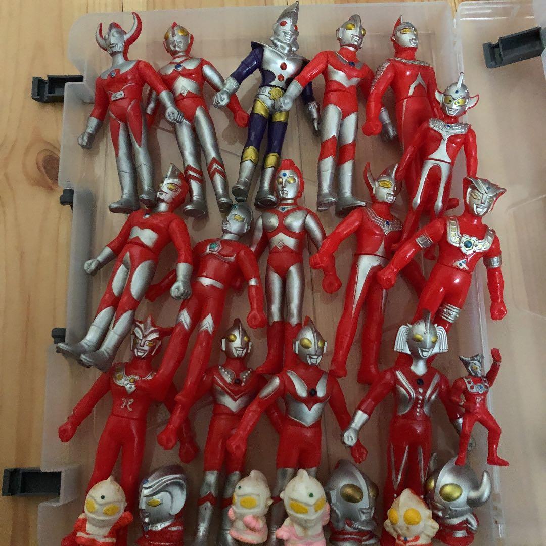 ウルトラマンフィギュアと指人形