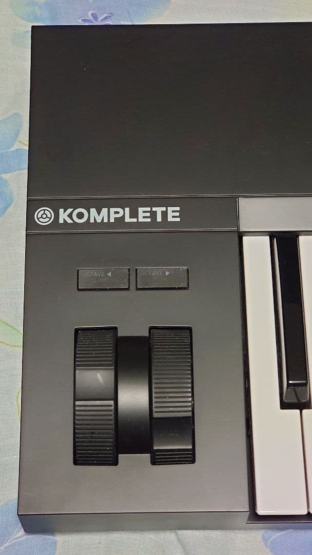 Komplete Kontrol A49 (MIDIキーボード) IDあり