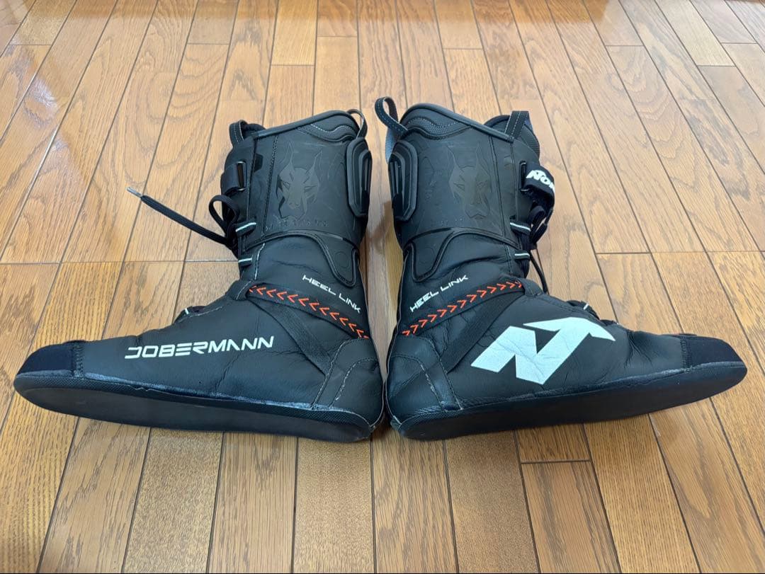 Nordica DOBERMANN 5 RD Sのブラックスキーシューズ。