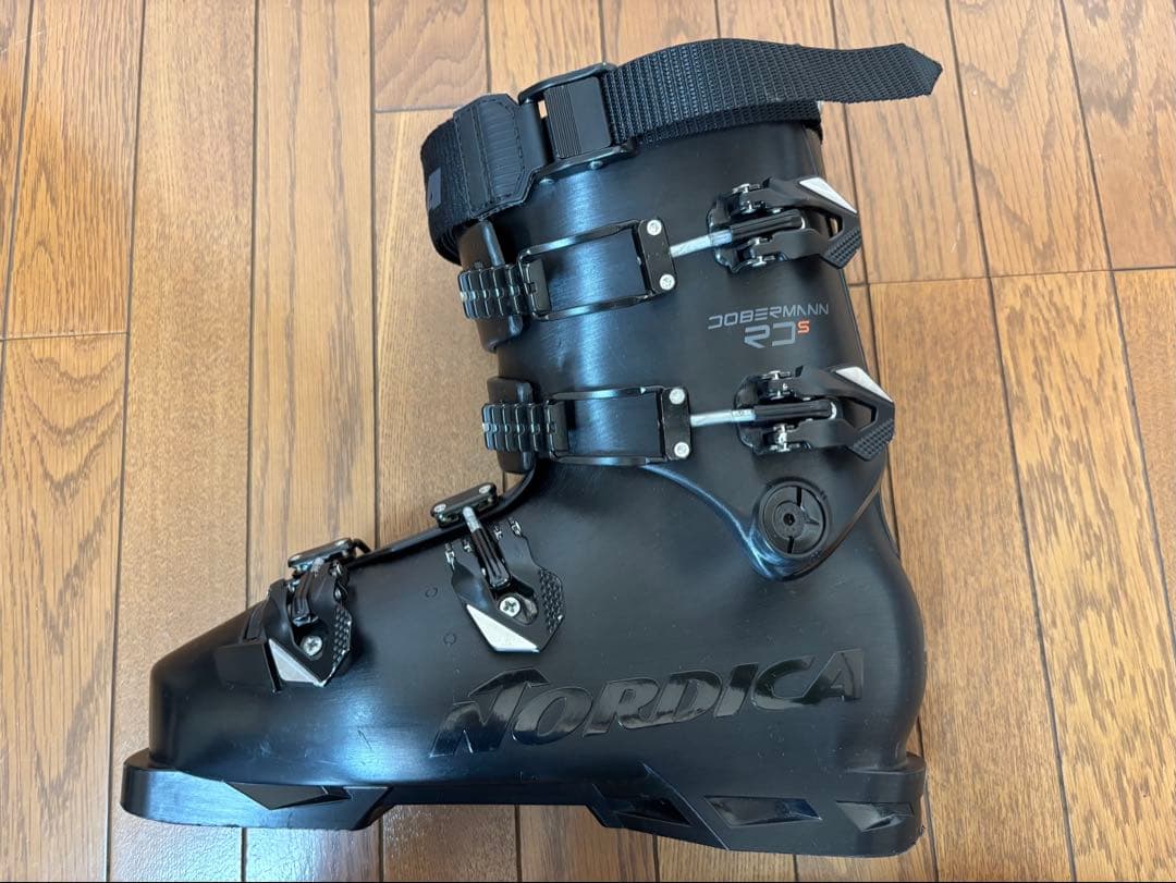 Nordica DOBERMANN 5 RD Sのブラックスキーシューズ。