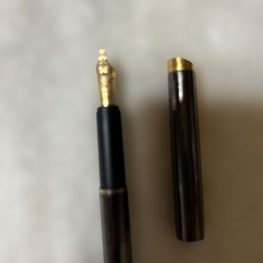セールDunhill 黒色 金属製 万年筆 ゴールドアクセント
