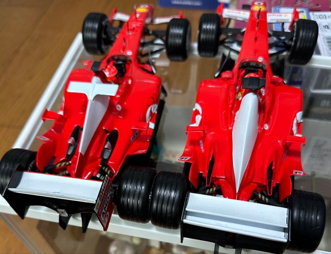 Ferrari F2004 1/18 ミニカー ディスプレイケース付き2台