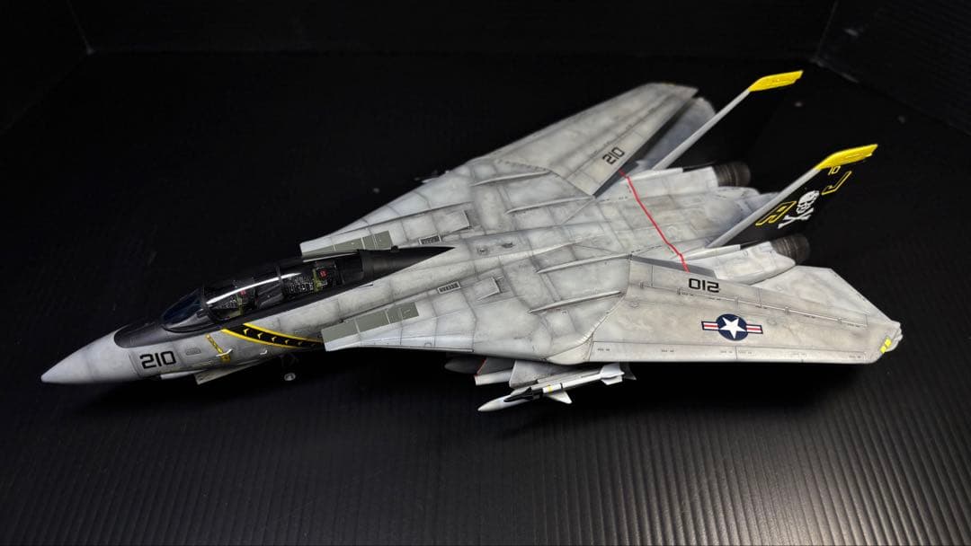 F-14A トムキャット ハイビジ 1/72プラモデル 完成品