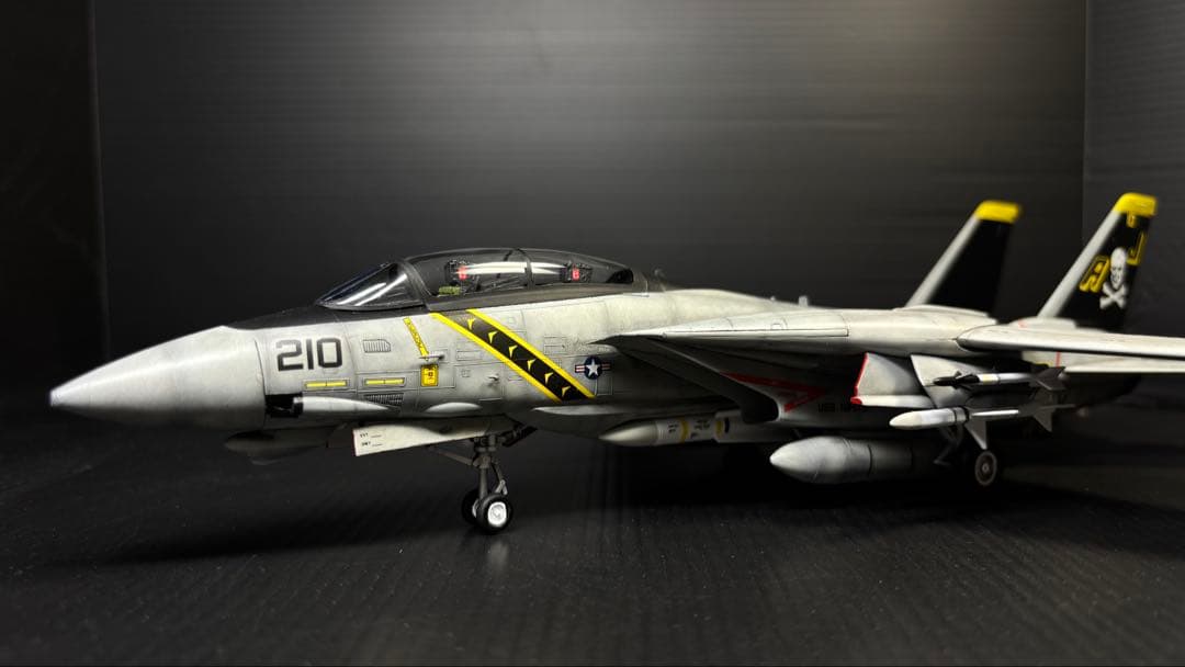 F-14A トムキャット ハイビジ 1/72プラモデル 完成品